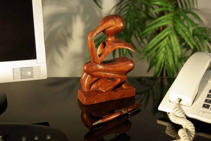 Kara Dekorativní dřevěná socha 20 cm abstraktní umění | Kokiskashop.cz